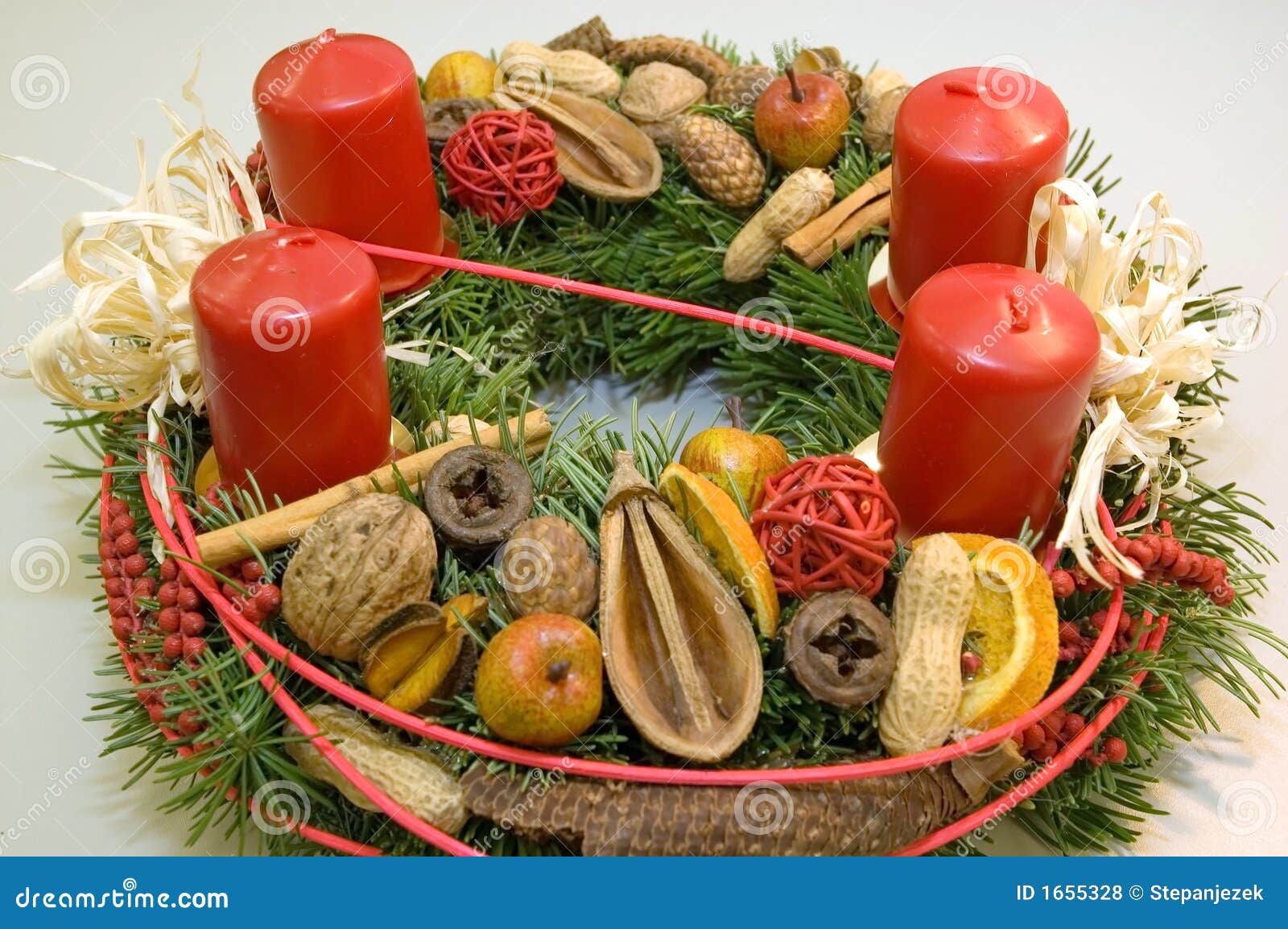 Aufkommen Wreath stockfoto. Bild von kerzenhalter, halterung - 1655328