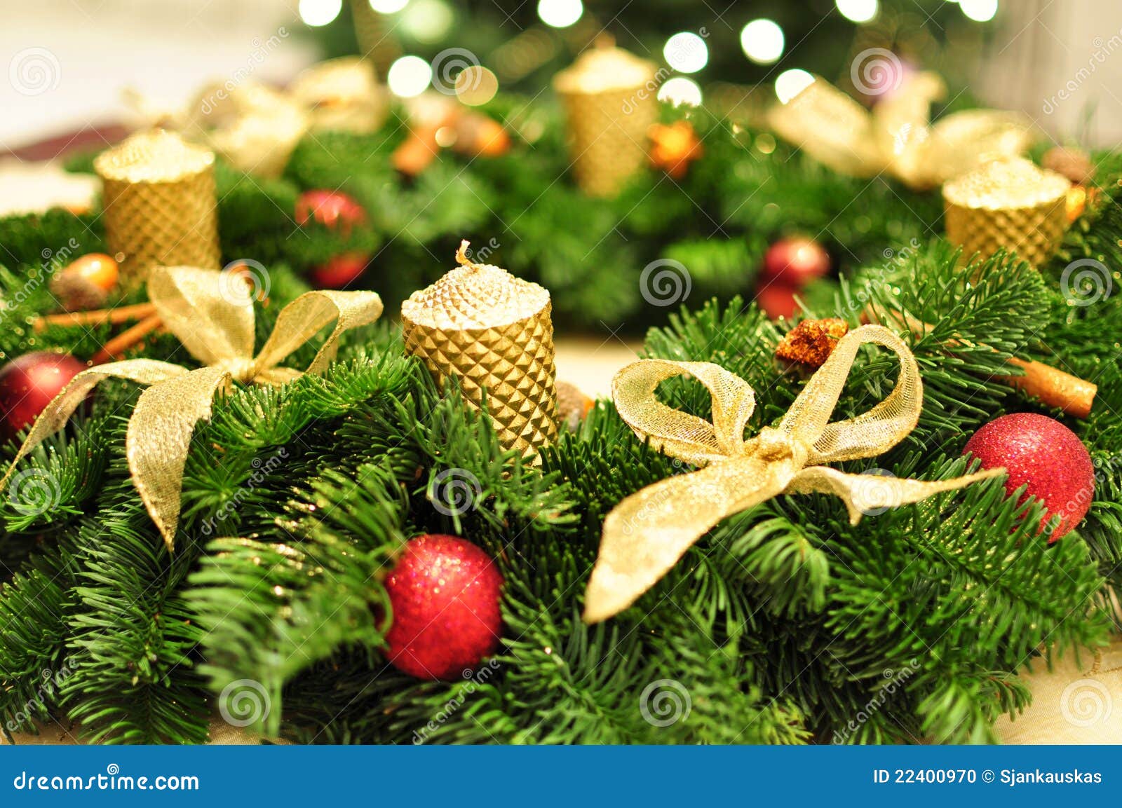 Aufkommen Wreath stockfoto. Bild von farben, kerze, weihnachten - 22400970