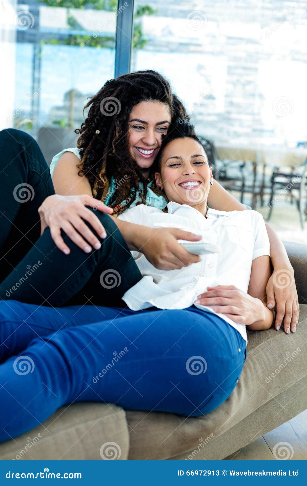 Aufpassendes Fernsehen Der Lesbischen Paare Stockbild - Bild von vorliebe, zuhause: 66972913