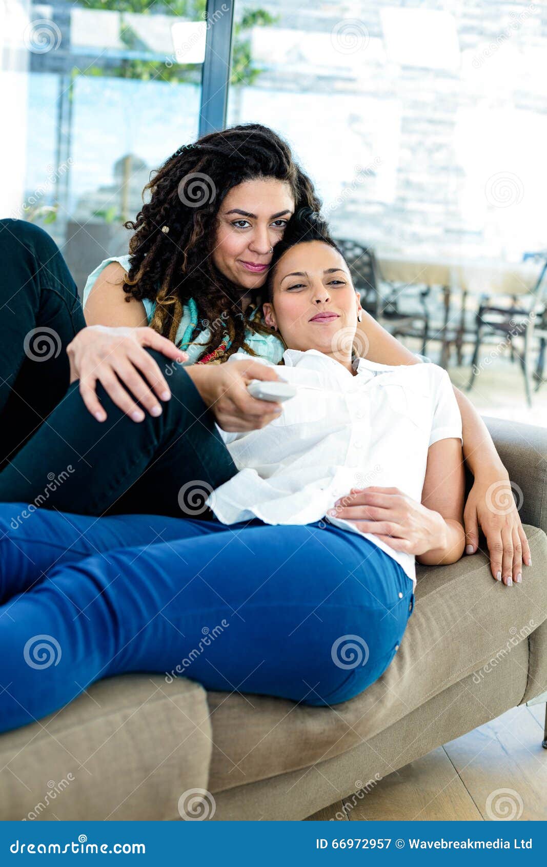 Aufpassendes Fernsehen Der Lesbischen Paare Stockbild - Bild von freizeit, wohnung: 66972957