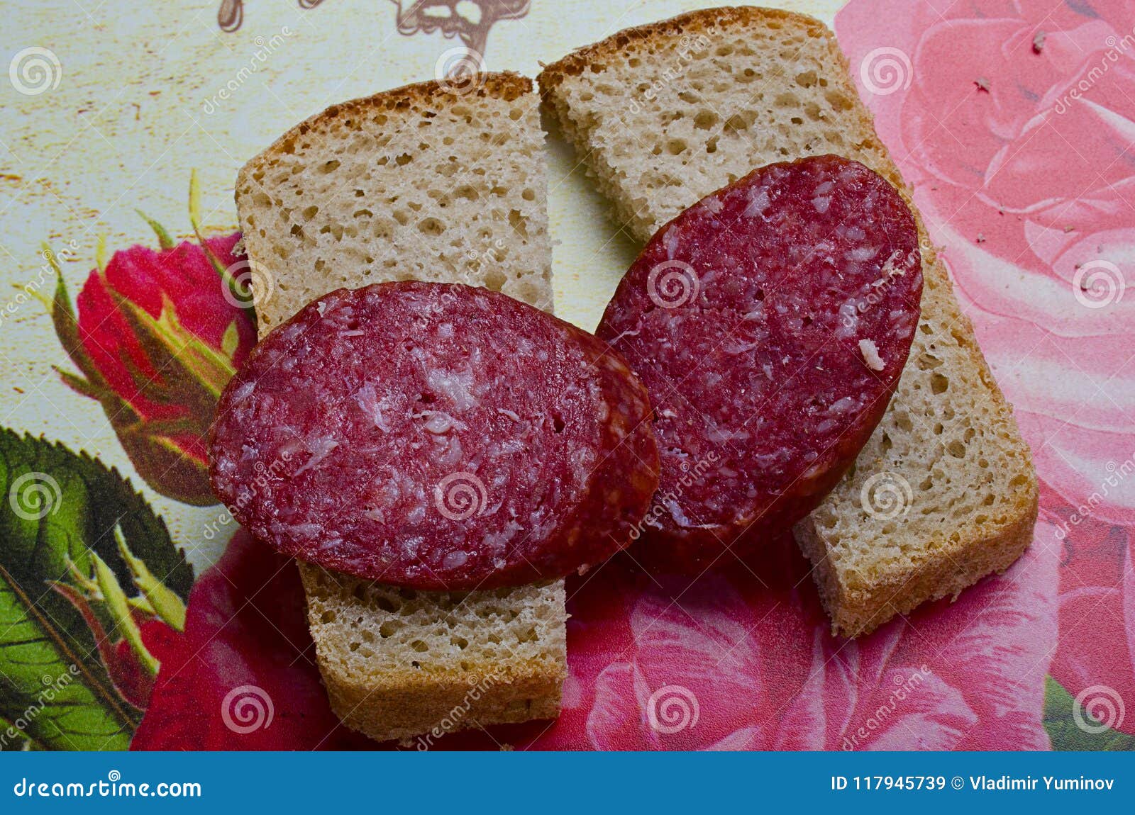 Aufschnitt Mit Wurst Und Brot Stockbild - Bild von sortiert, stück ...