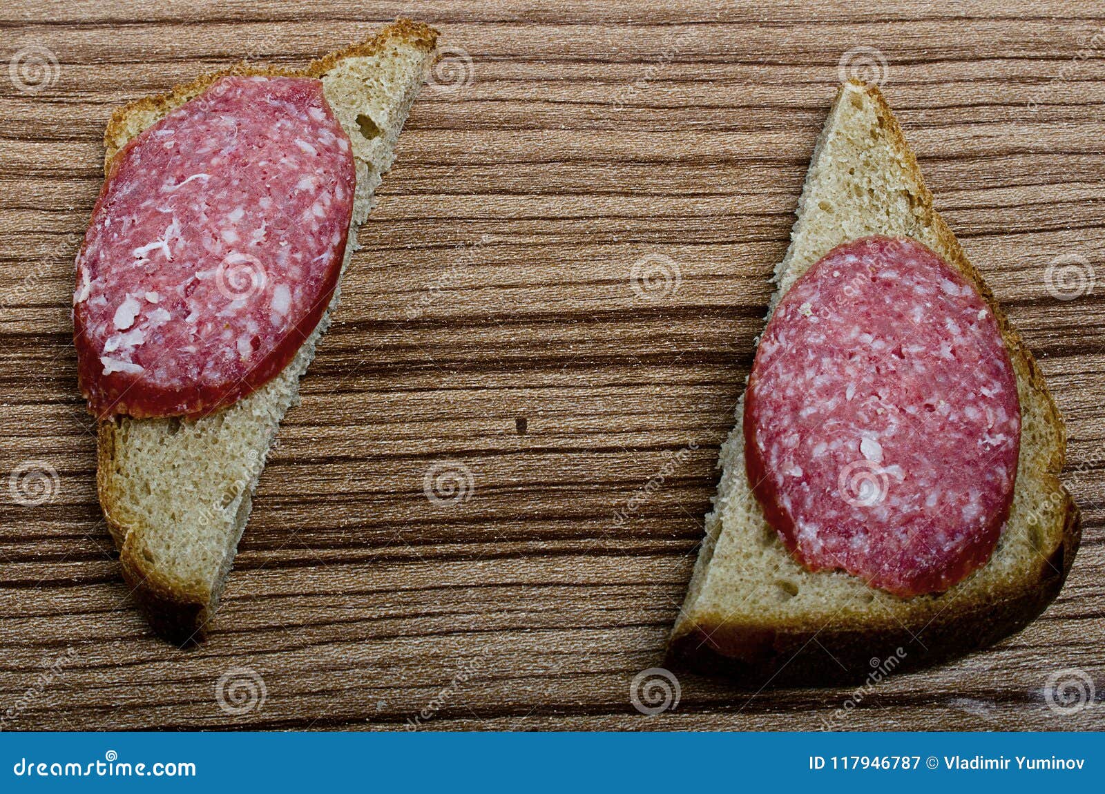Aufschnitt Mit Wurst Und Brot Stockbild - Bild von stück, küche: 117946787