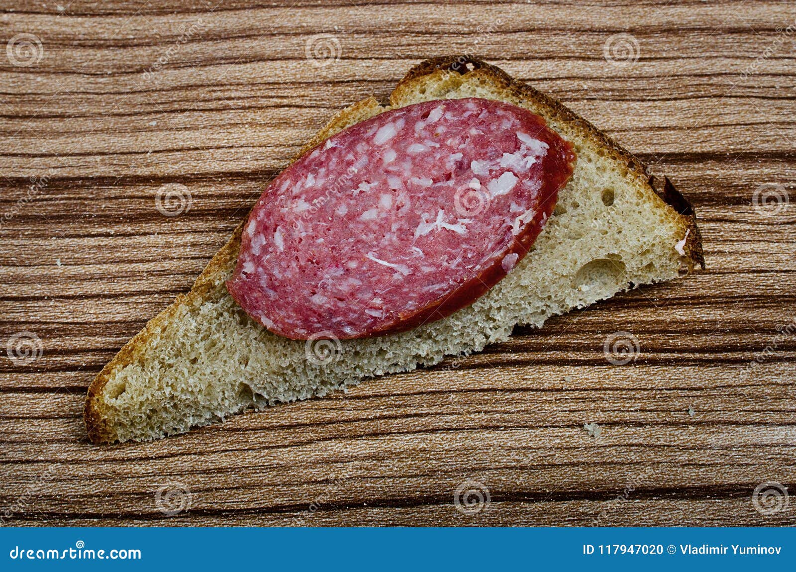 Aufschnitt Mit Wurst Und Brot Stockfoto - Bild von vorstand, messer ...