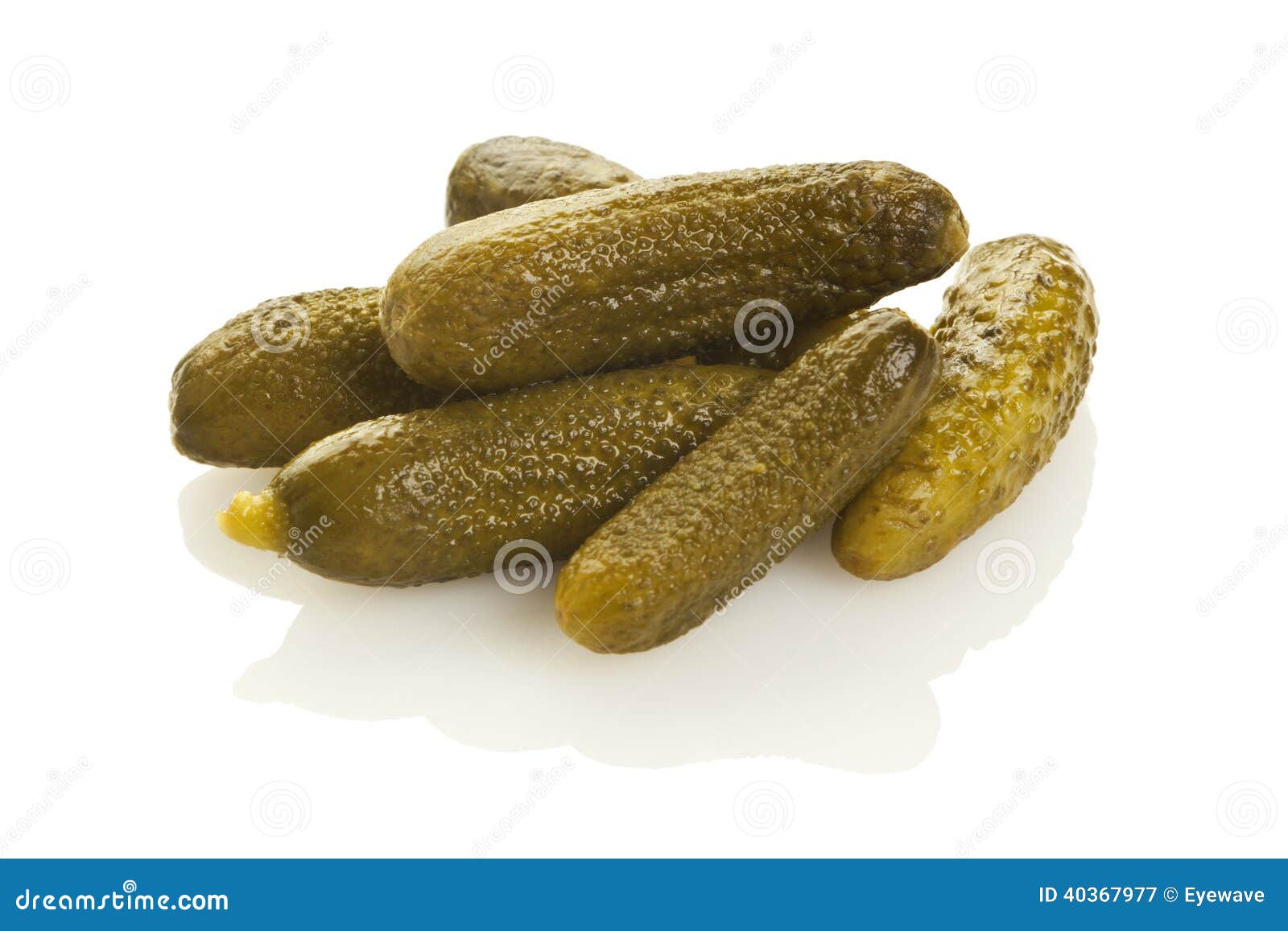 Augurken Op Witte Achtergrond Stock Afbeelding - Image of snack, stapel ...