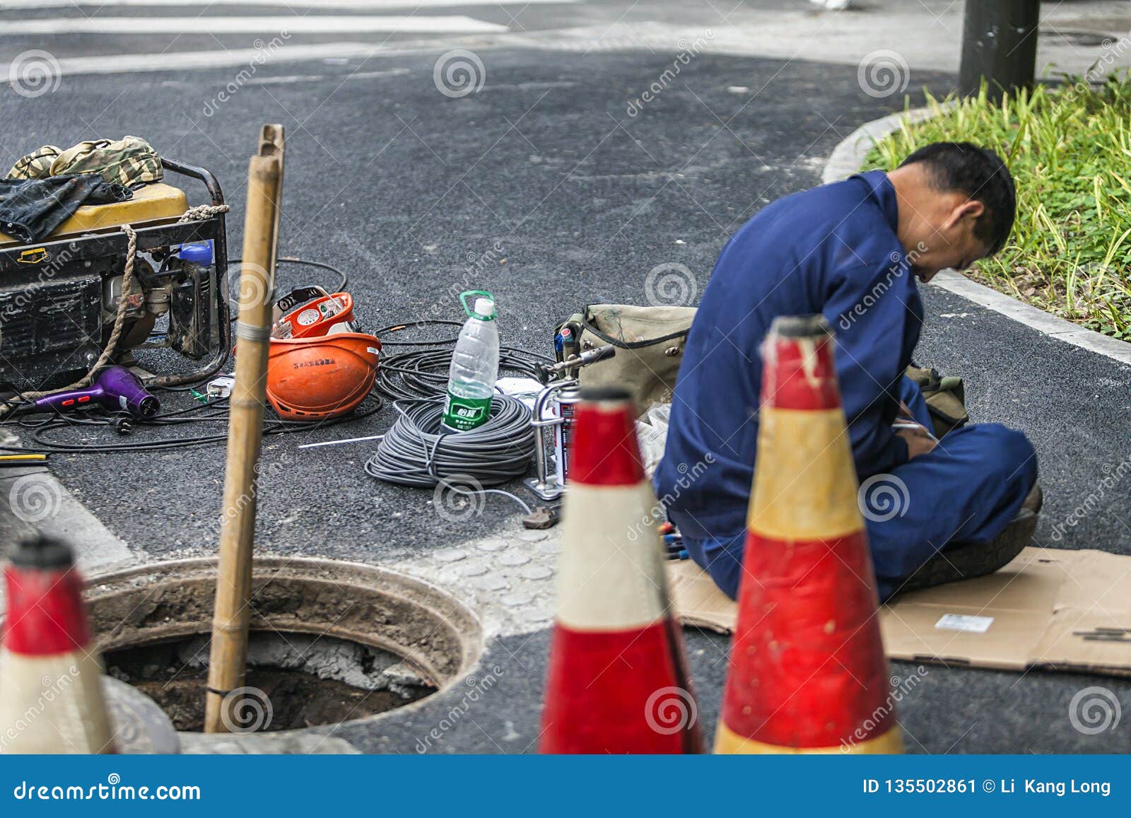 Migrant workers working editorial photo. Image of migrant - 135502861