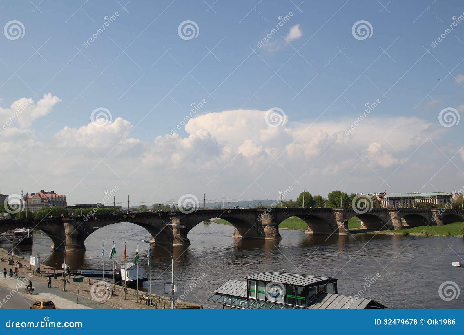 Augustus Bridge in Dresden stockfoto. Bild von ziegelstein - 32479678