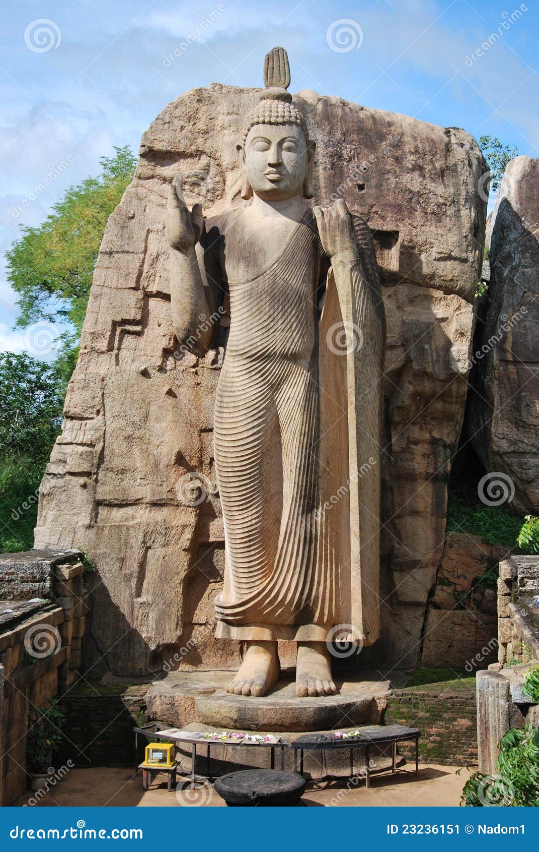 Aukana/Avukana Buddha imagen de archivo. Imagen de religioso - 23236151