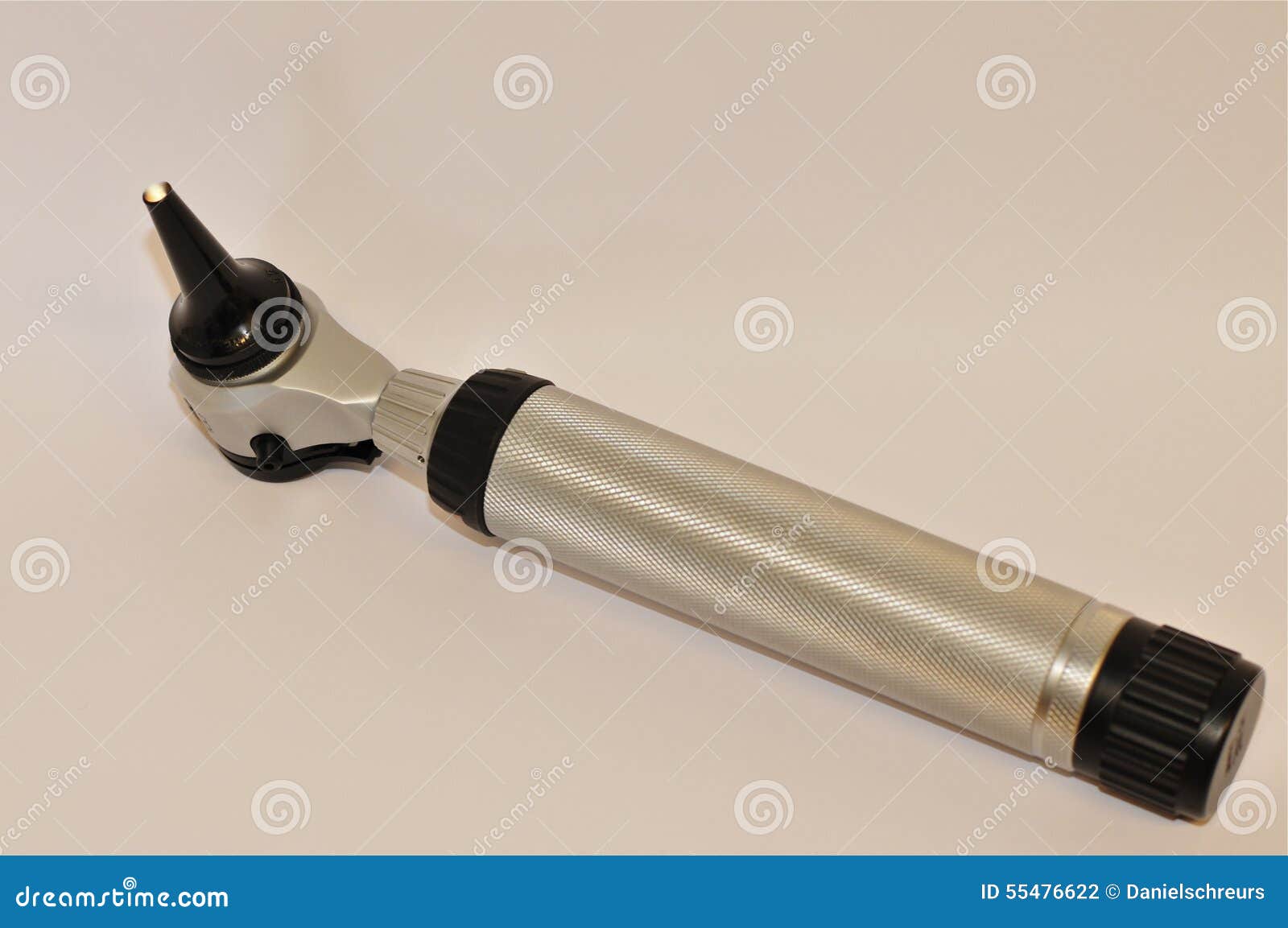 Auriscope (otoscopio) foto de archivo. Imagen de aislado - 55476622