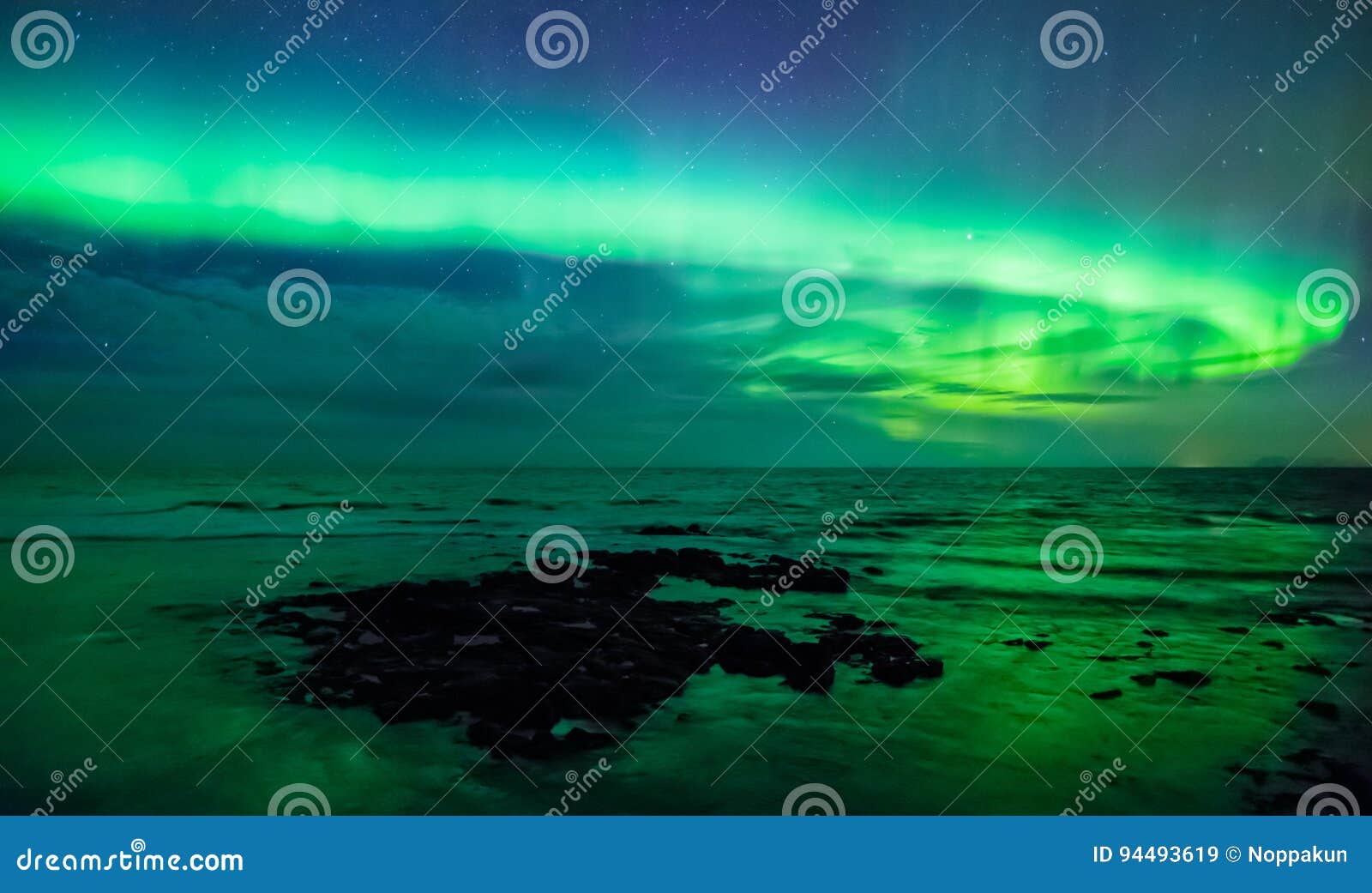 Aurora Borealis Noordelijk Licht Over Het Overzees Gardur Ijsland