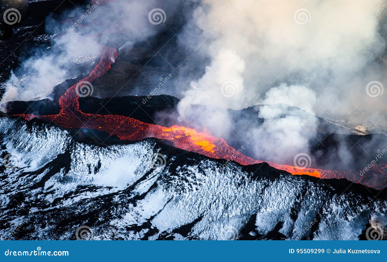 Ausbrechen Des Vulkans in Island Stockbild - Bild von berg, belichtet ...