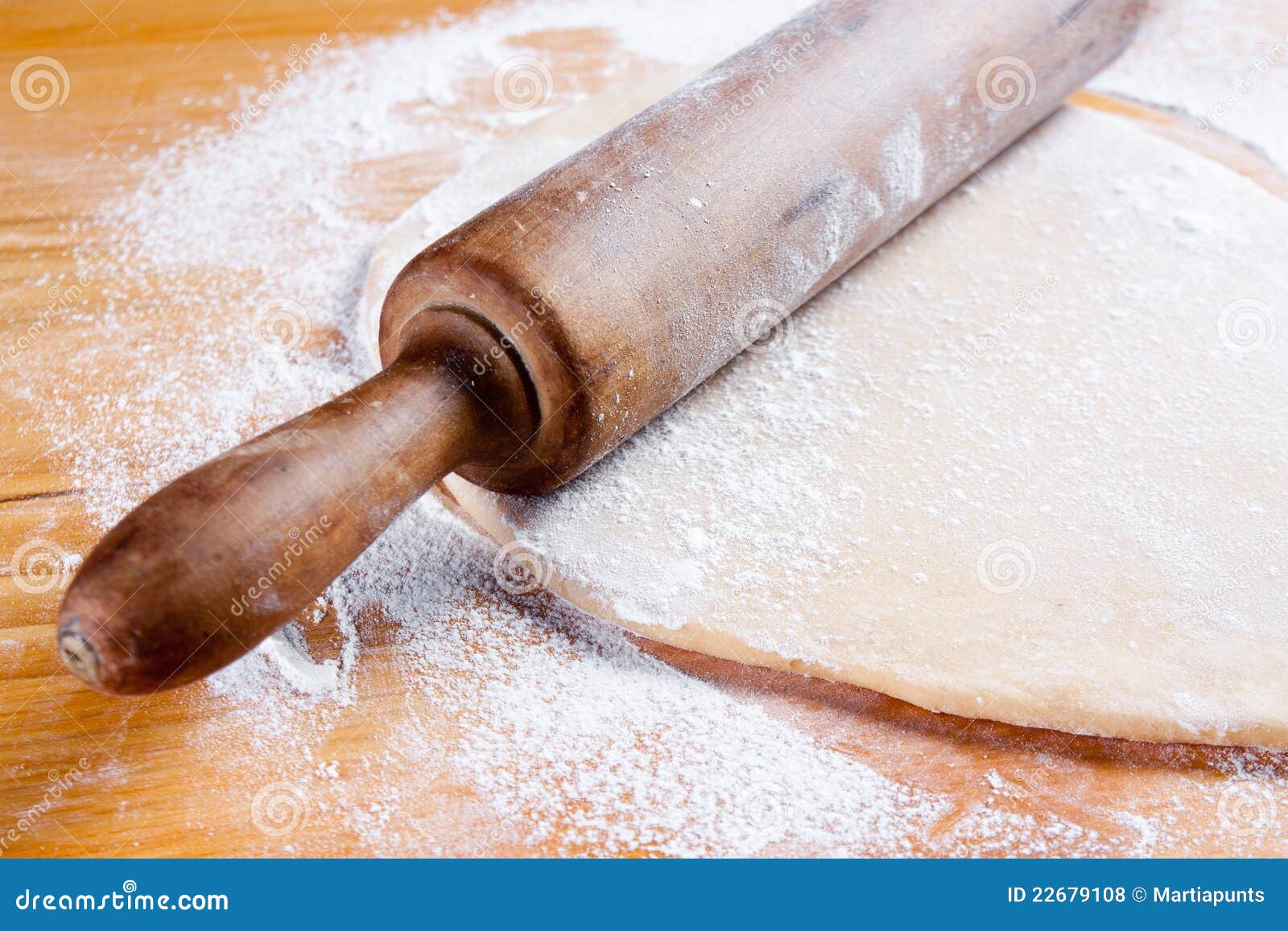 Ausgedehnter Teig Mit Einem Rollen Stockfoto - Bild von backen, rezept ...
