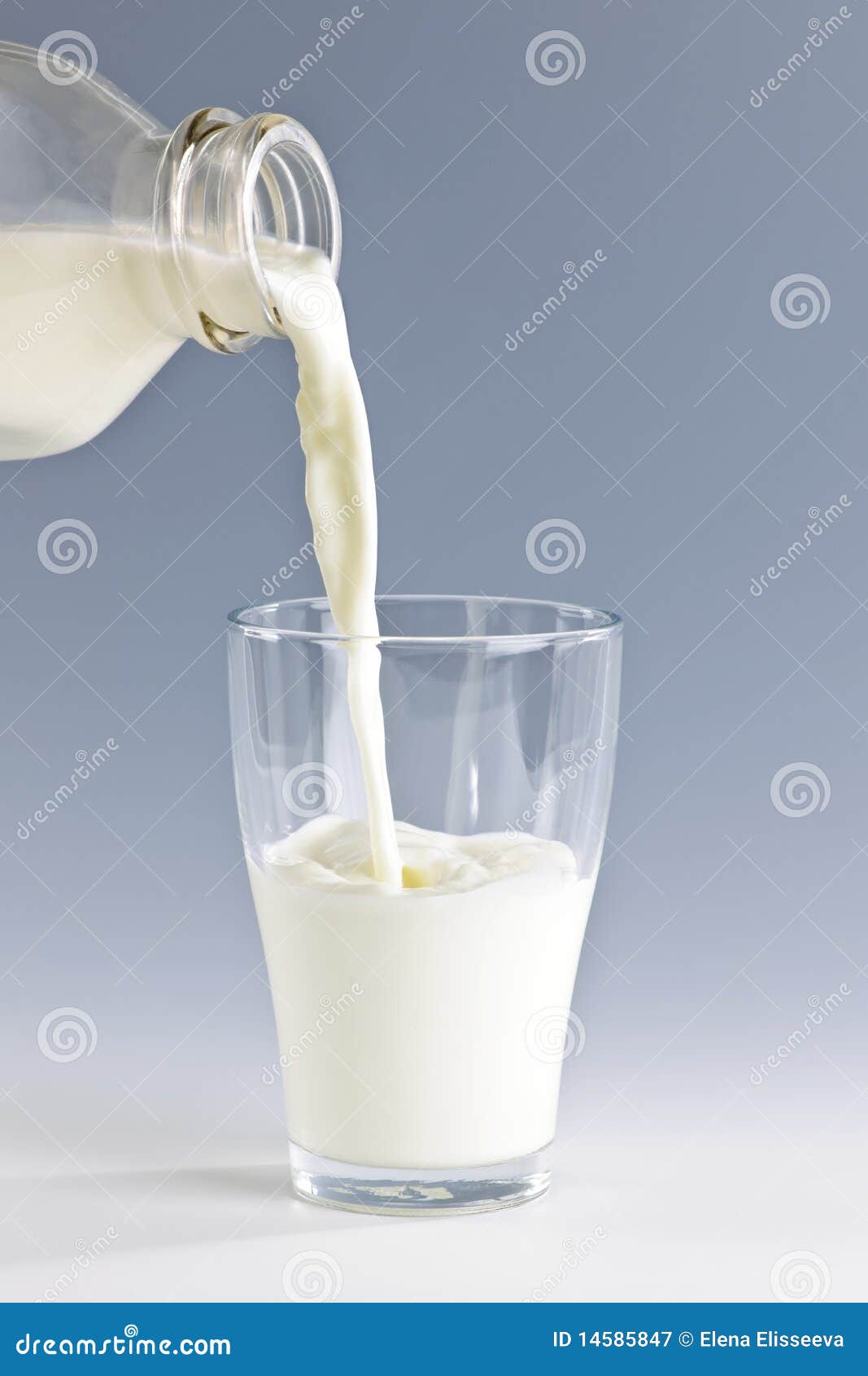 Auslaufende Milch in Glas stockbild. Bild von frische - 14585847