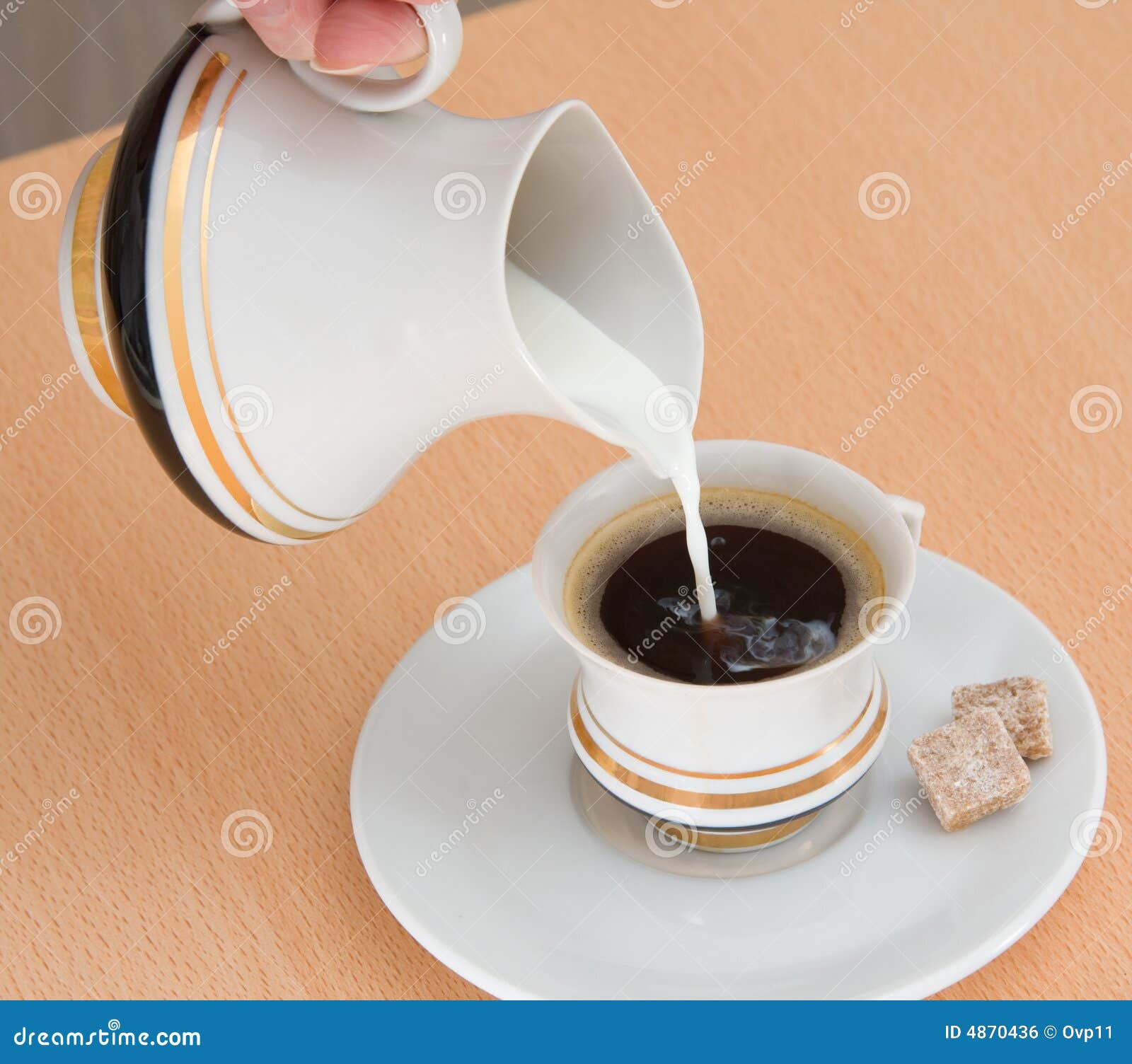 Auslaufende Milch In Kaffee Bild. Bild: 4870436