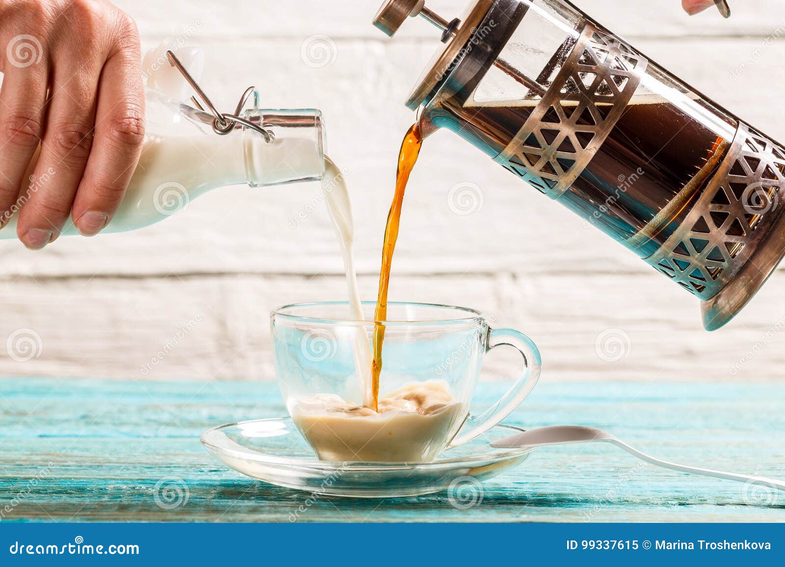Auslaufender Kaffee Und Milch in Eine Schale Stockbild - Bild von farbe ...