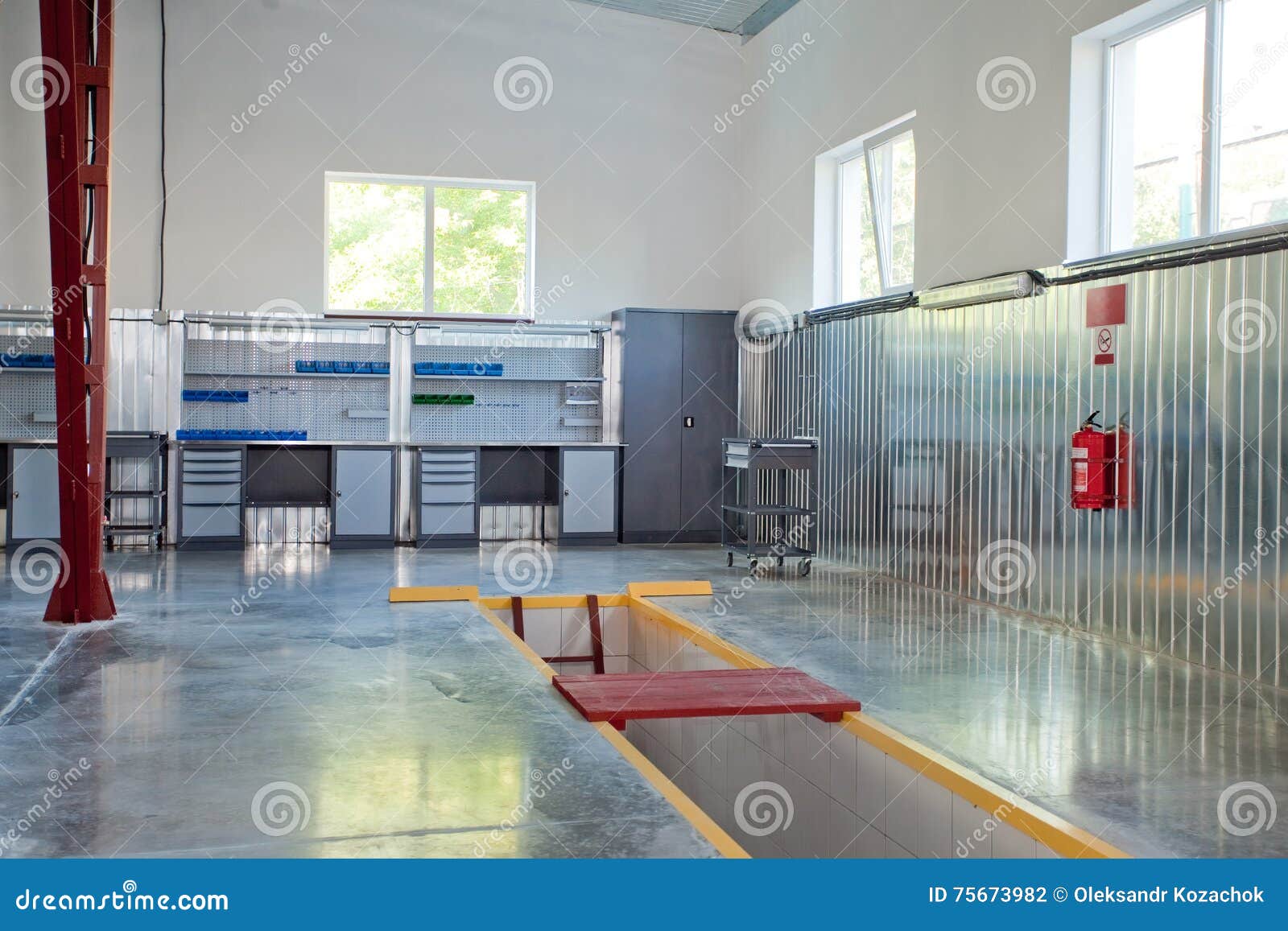 Auso Service Garage. Inspection Pit Stock Photo - Image of repair ...
