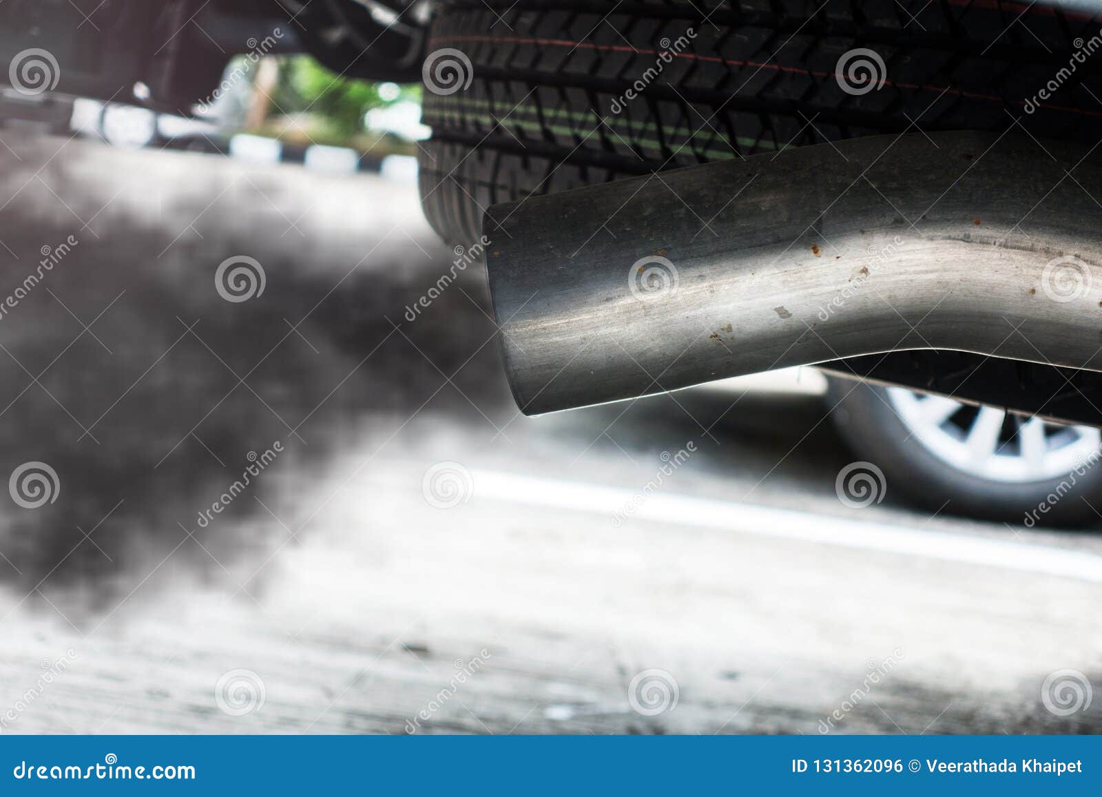 Auspuff vom schwarzen Auto stockfoto. Bild von dämpfe - 131362096