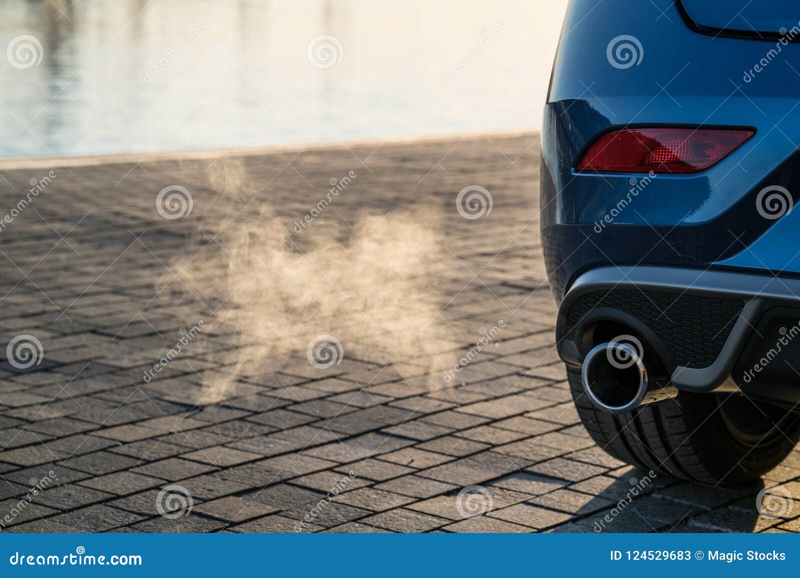Auspuff Von Einem Laufenden Auto Stockbild - Bild von reise, parken ...