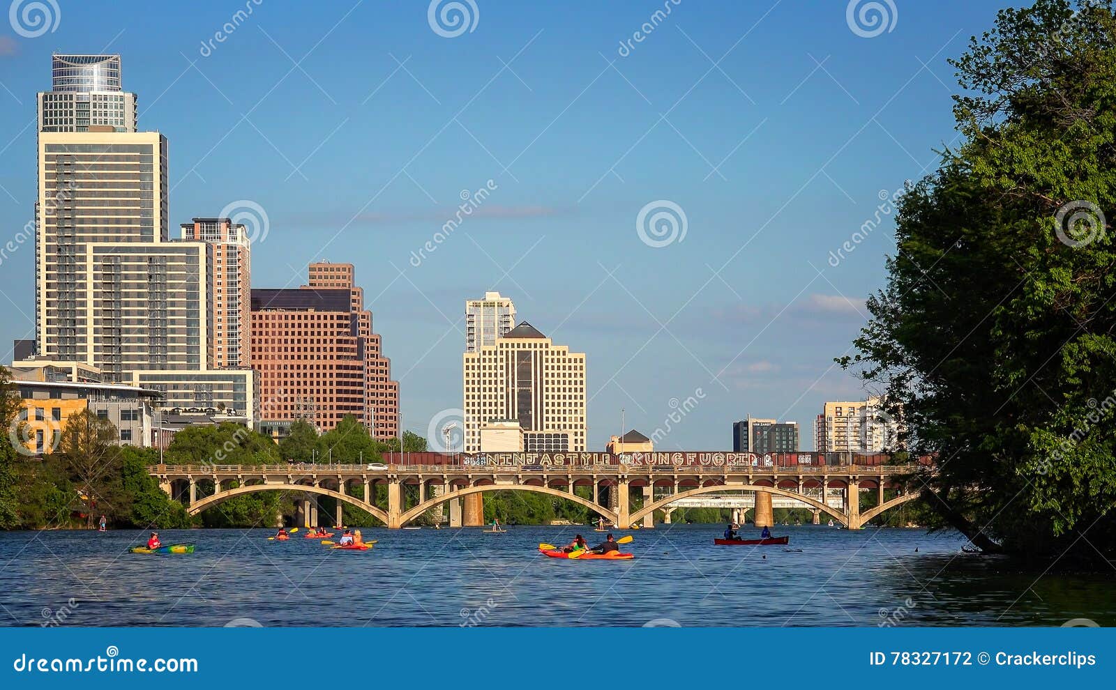 Austin Skyline E Kayaking No Rio Colorado Em Texas Fotografia Editorial ...
