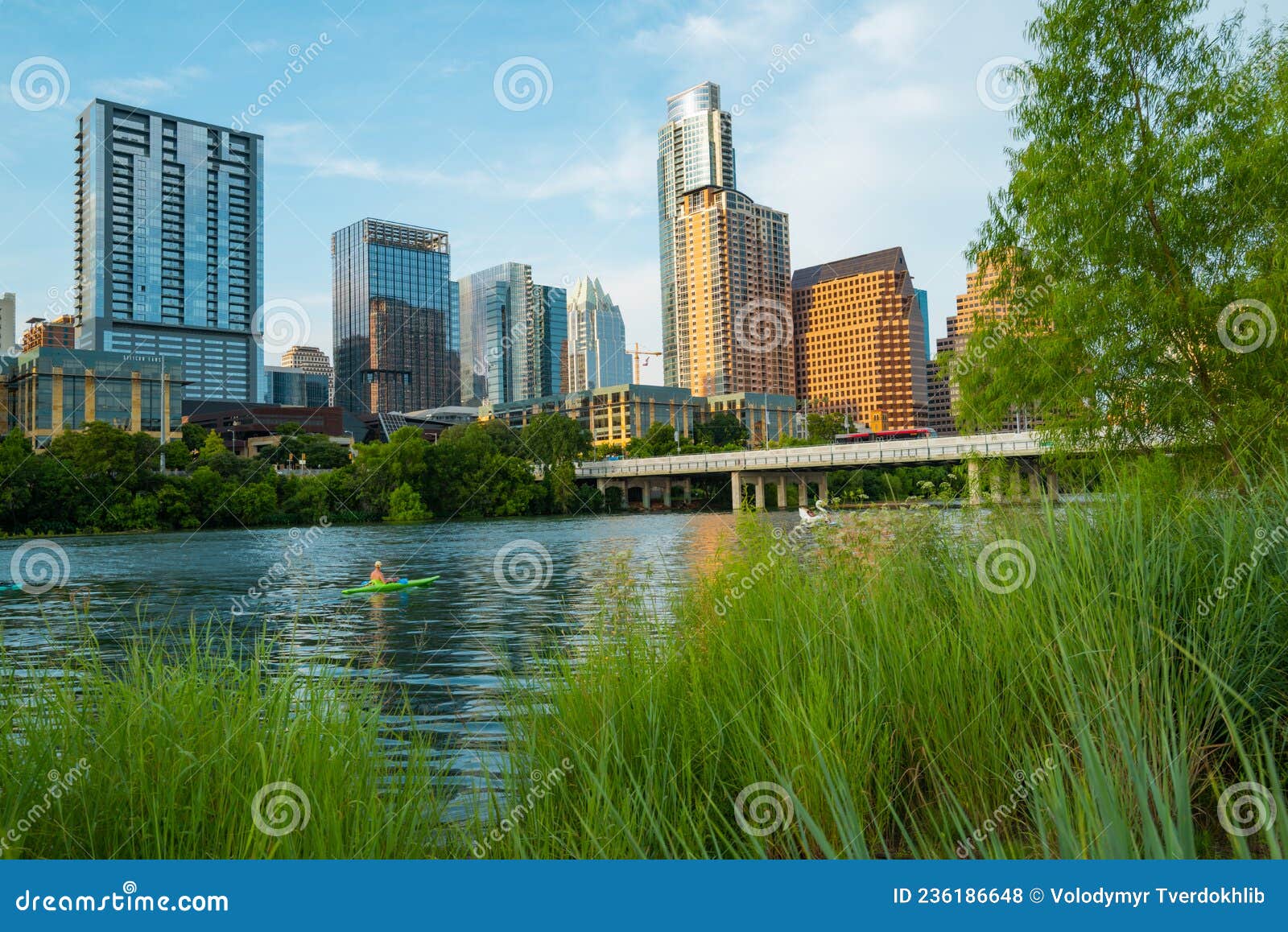 Austin Skyline Sobre O Rio Colorado Texas. Foto de Stock - Imagem de ...
