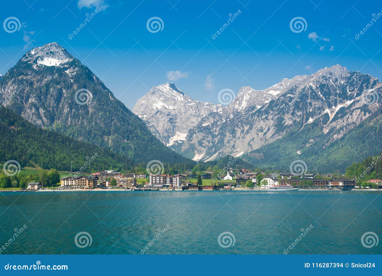 Austria, Pertisau Y Lago Achensee Foto de archivo - Imagen de nieve ...