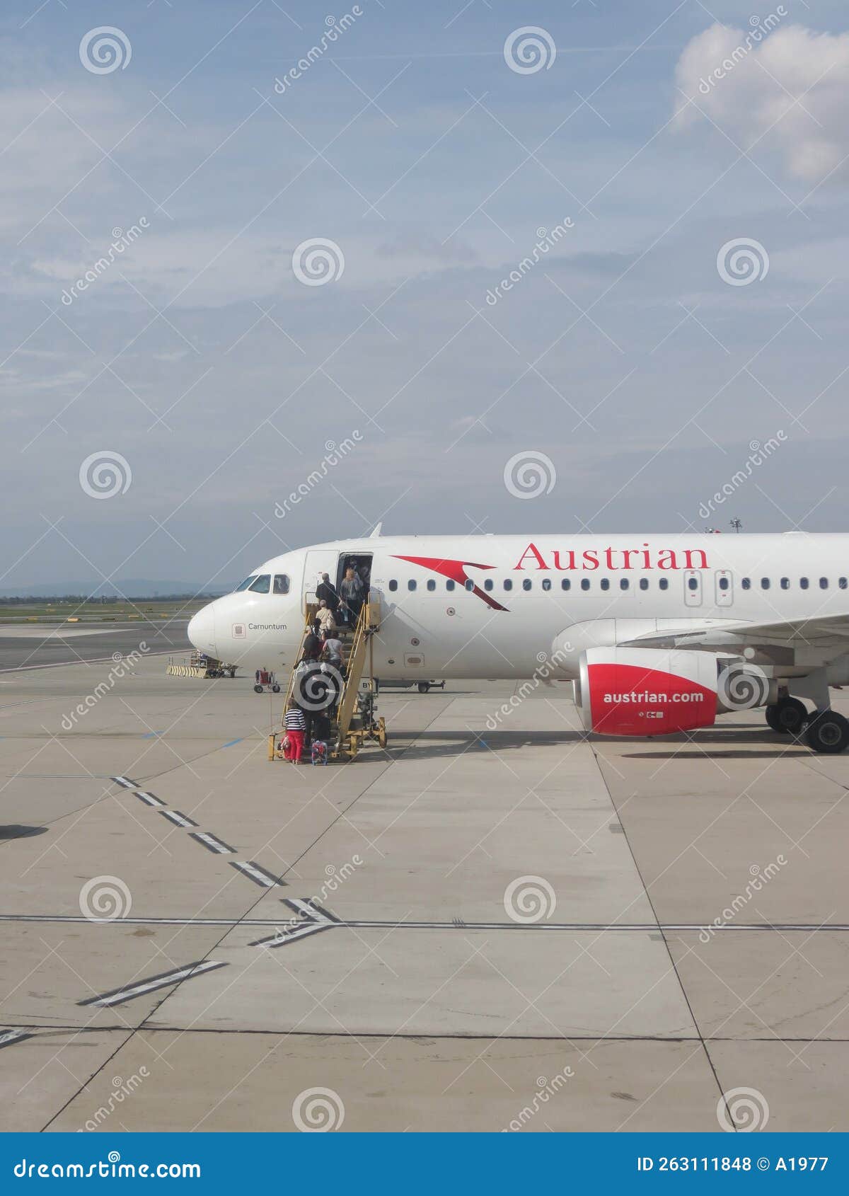 Austrian Airlines Airbus A320-200 Boarding in Vienna Editorial Stock ...