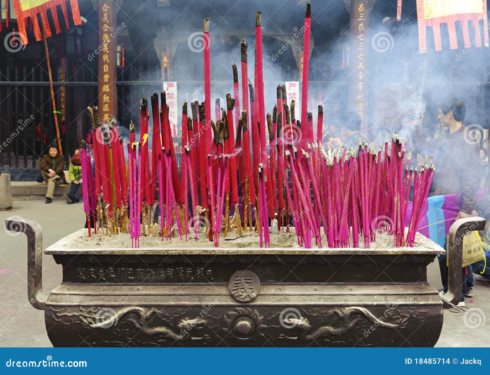 Autel Traditionnel Chinois D'encens Dans Le Temple Image stock ...