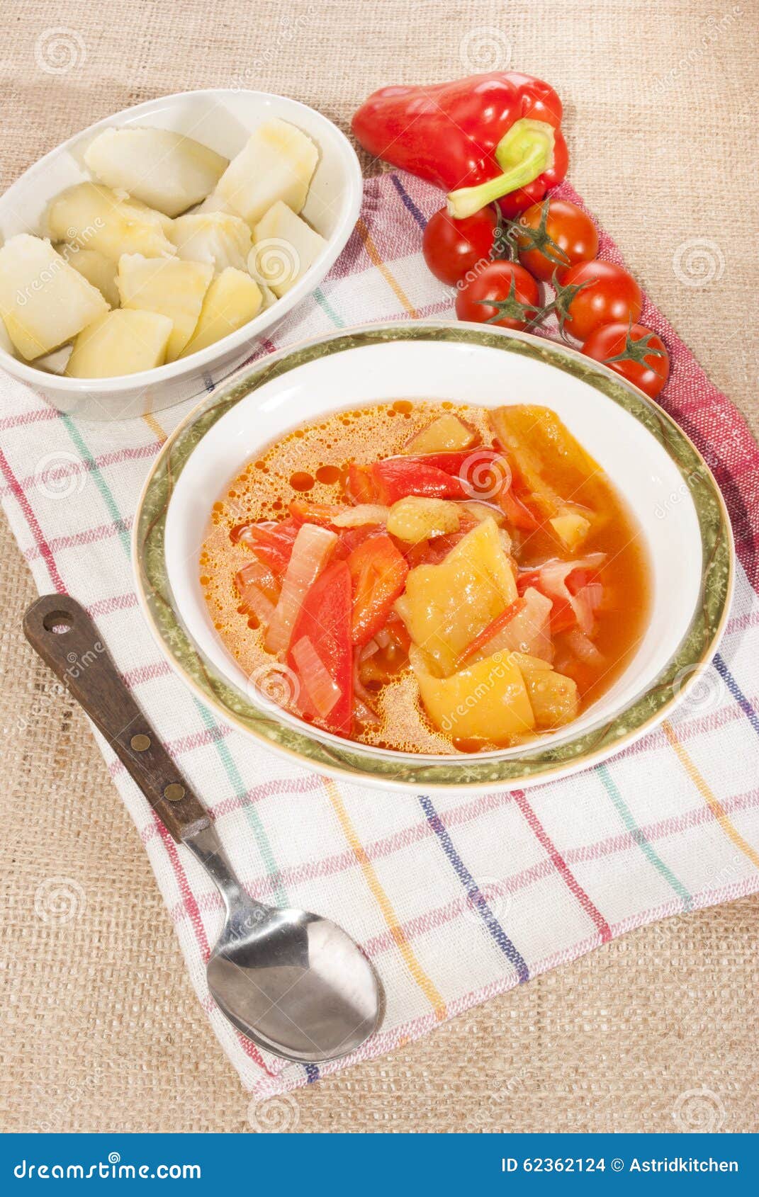 Authentieke Hongaarse Letcho in Een Kom Stock Foto - Image of rood ...