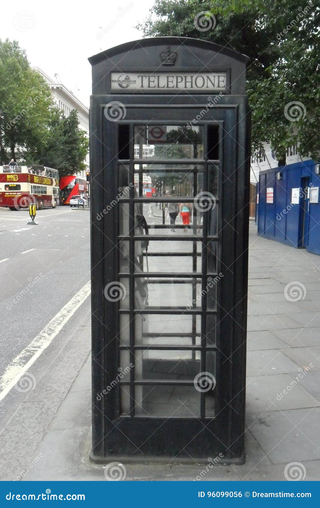 Authentieke Zwarte Engelse Telefooncel Redactionele Foto - Image of ...