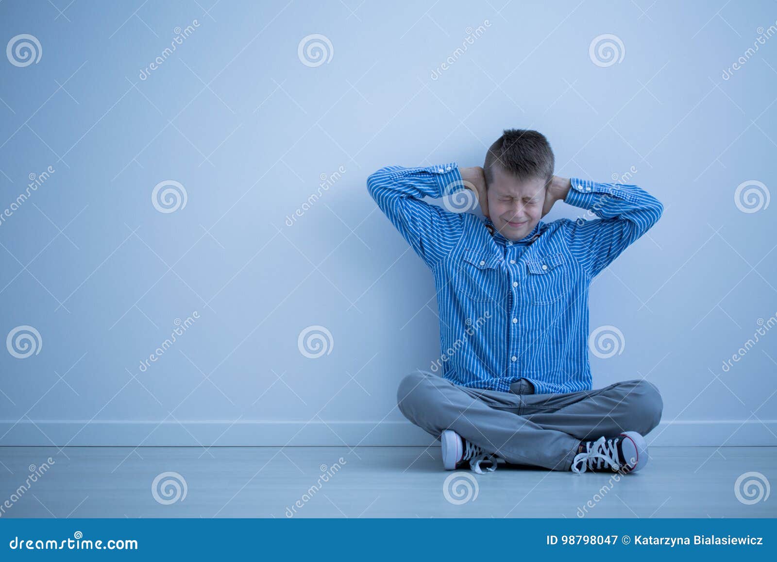 Autistisches Kind Ist Frustriert Stockbild - Bild von blau, autistisch ...