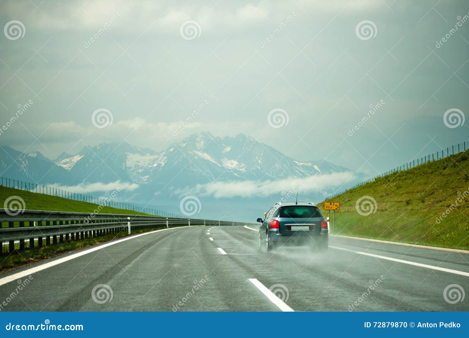 Auto auf dem Autobahn stockfoto. Bild von nave, wolke - 72879870