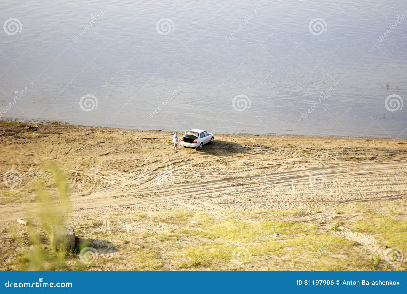 Auto Auf Strand Vor Enormem See Oder Meer Wasser- Und Sandhintergrund ...