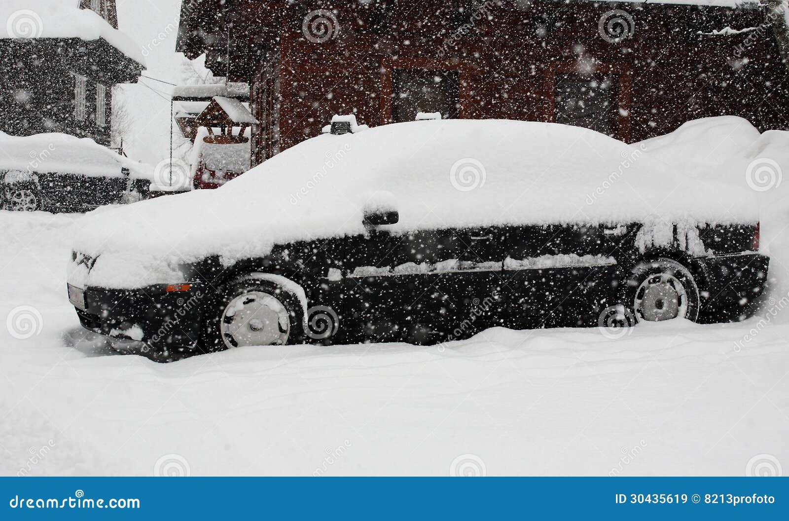 Auto bedeckt im Schnee stockbild. Bild von park, platz - 30435619