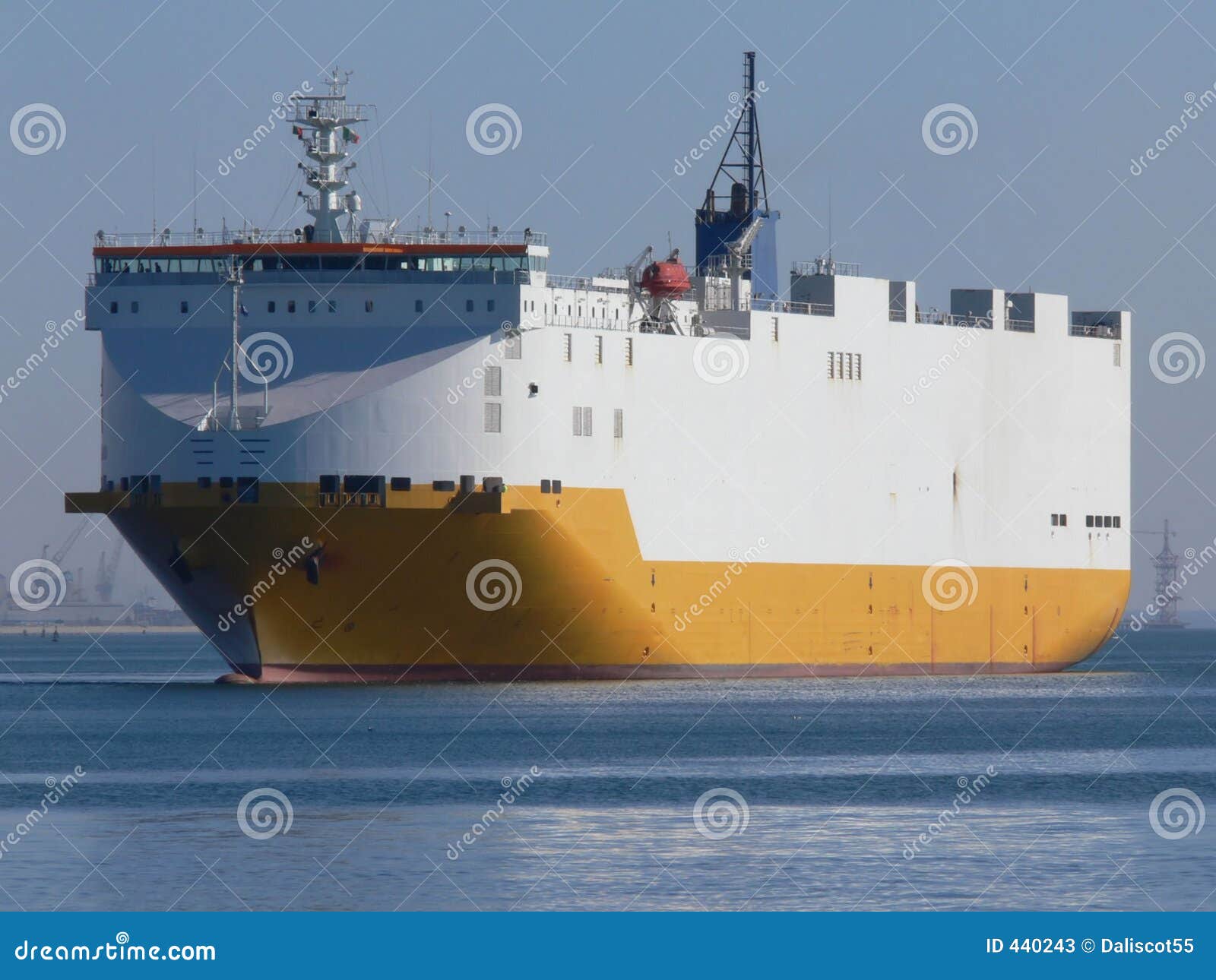 Auto-carrier stock afbeelding. Image of geel, schip, overzees - 440243