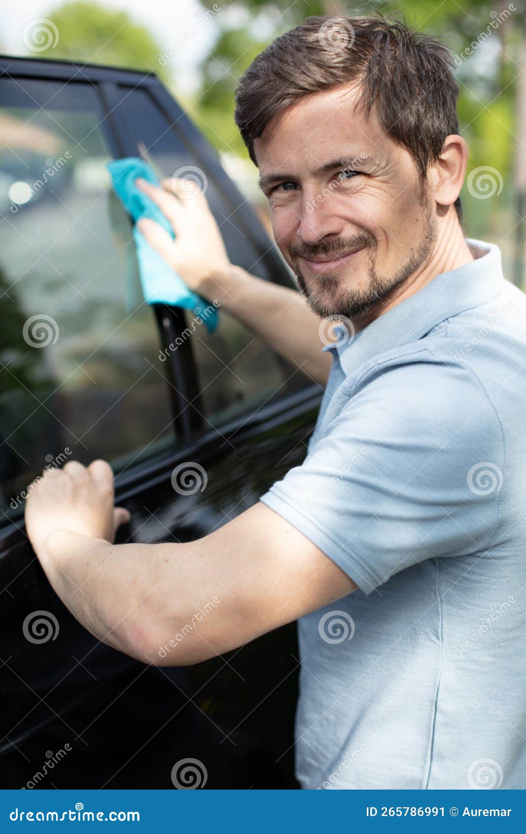 Auto de limpieza alegre imagen de archivo. Imagen de exterior - 265786991