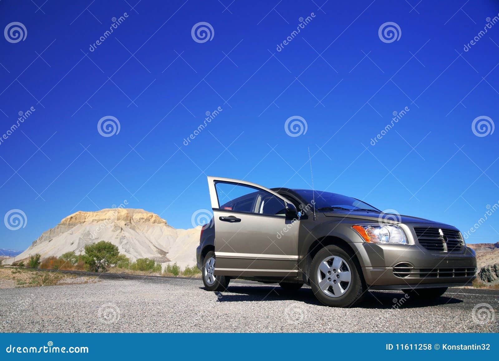 Auto an Der Straße in Der Wüste Stockfoto - Bild von kostspielig ...