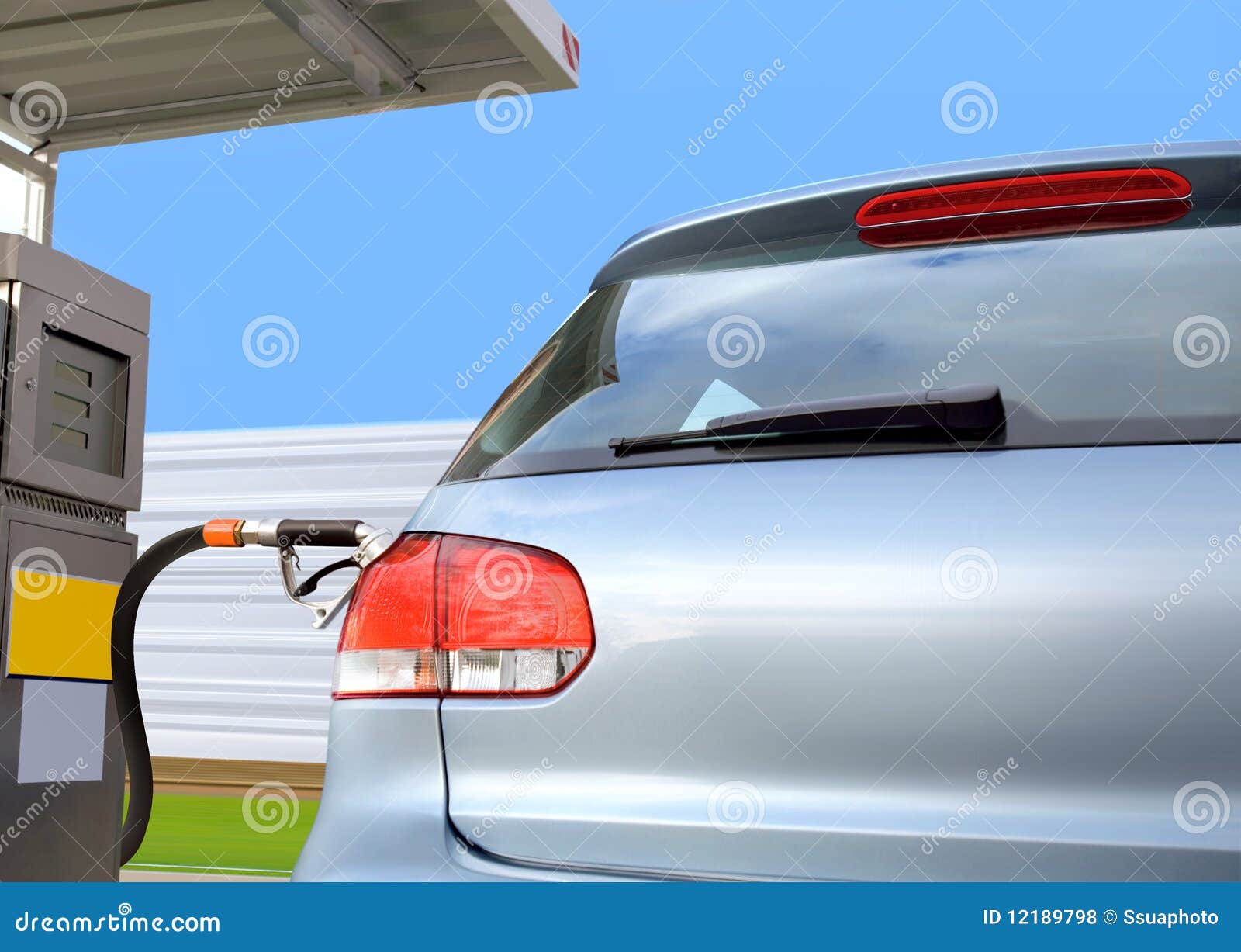 Auto an der Tankstelle stockfoto. Bild von kraftstoff - 12189798