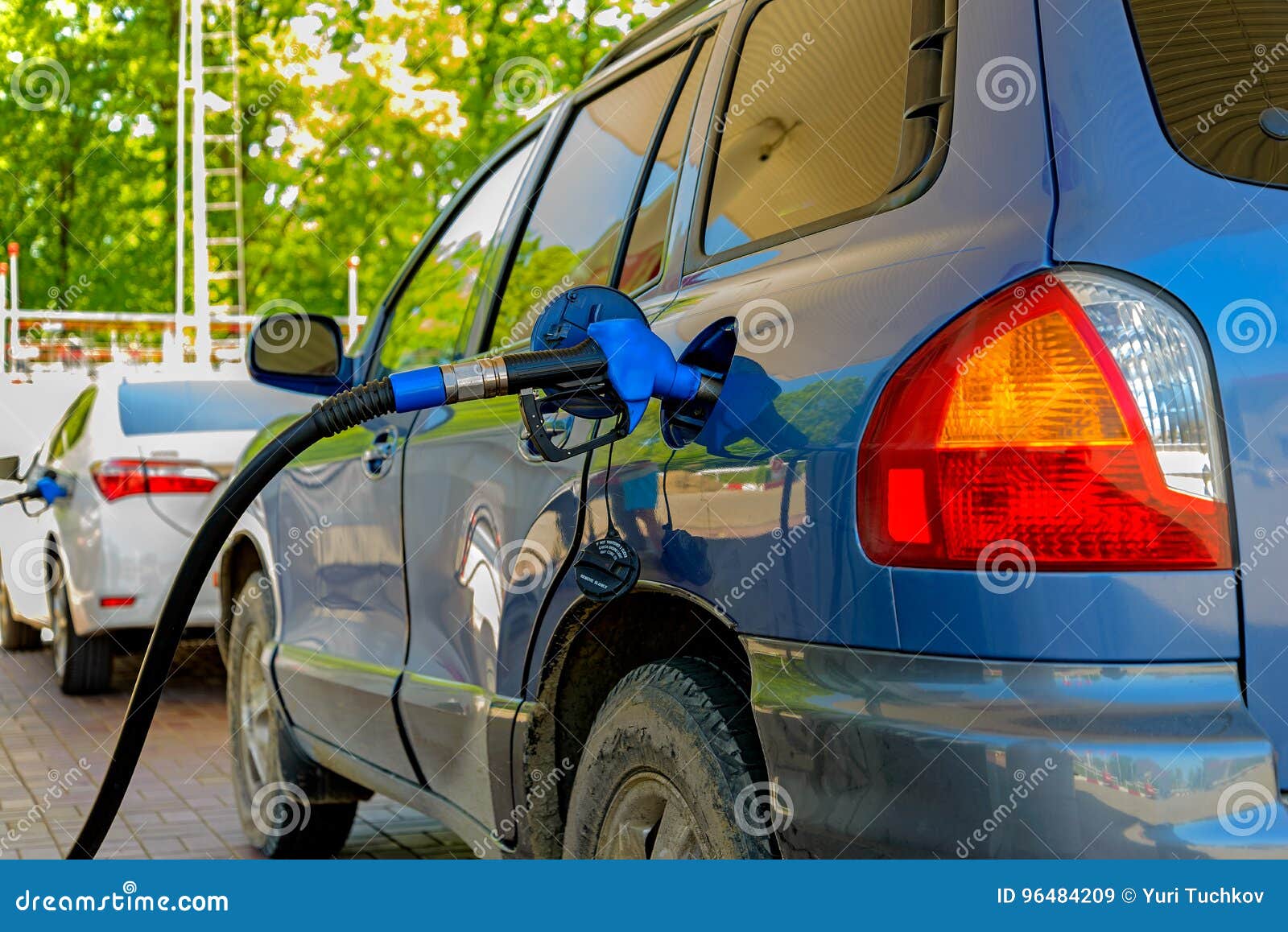 Auto an der Tankstelle stockbild. Bild von düse, pumpe - 96484209
