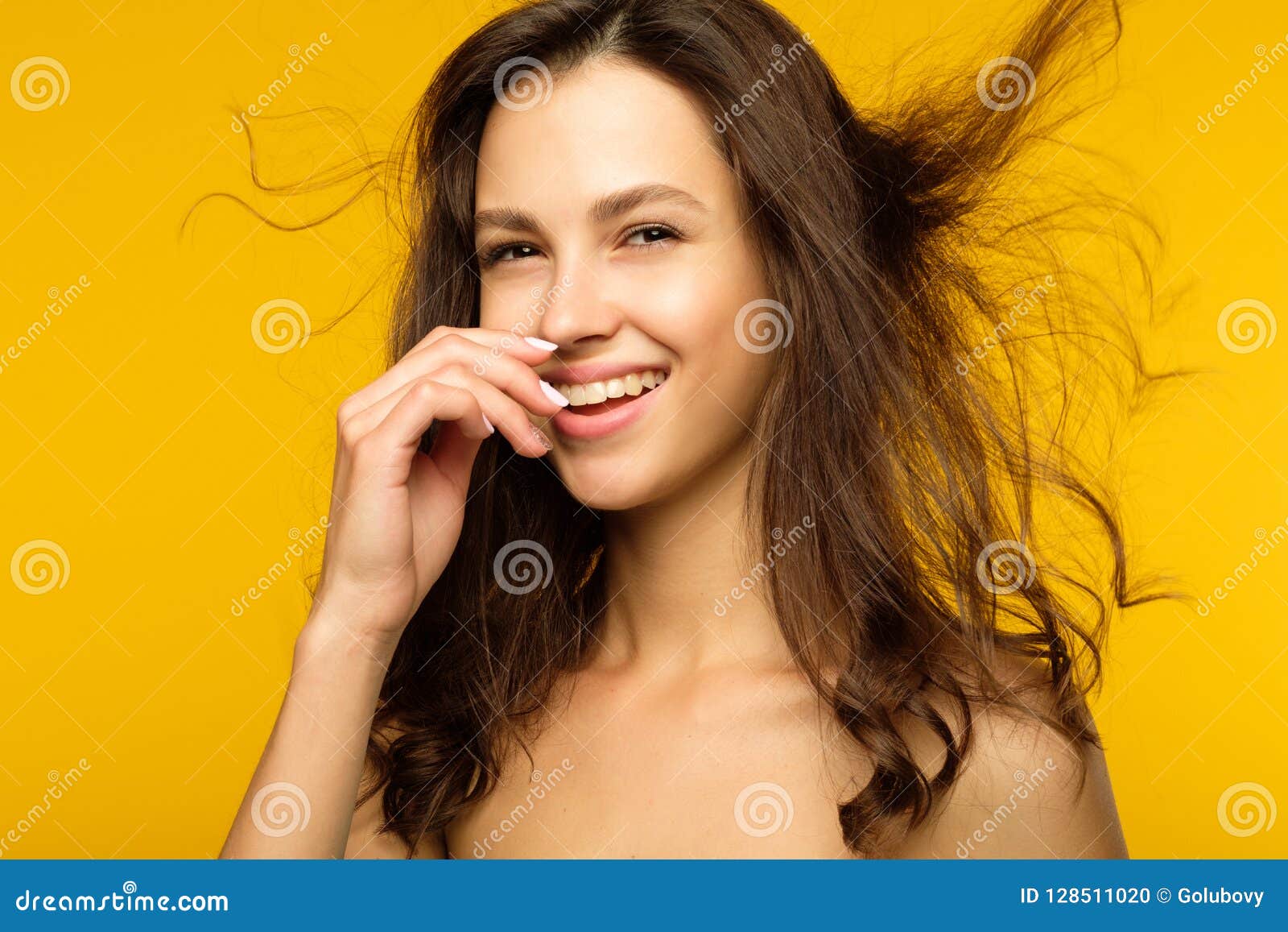 Auto Di Risata Sorridente Della Donna Di Emozione Soddisfatto ...