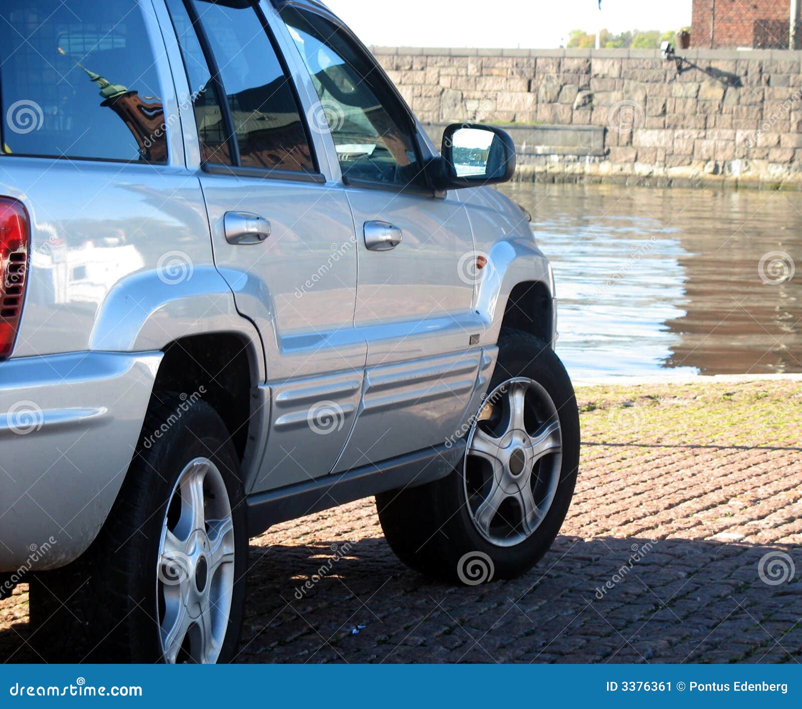 Auto durch das Wasser stockbild. Bild von auto, luxus - 3376361