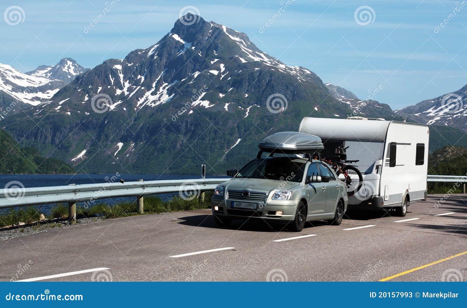 Auto en caravan stock afbeelding. Image of manier, caravan - 20157993