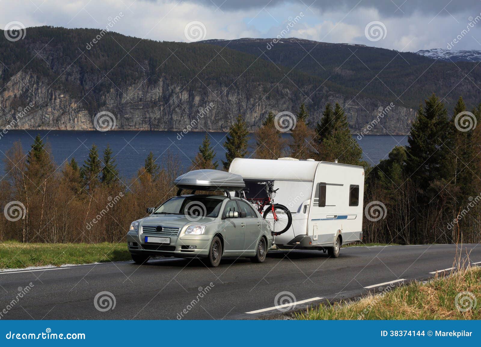 Auto en caravan stock foto. Image of fiets, rijden, caravan - 38374144