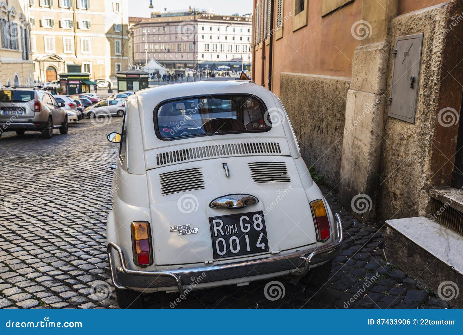 Auto Fiats 500 Parkte in Rom, Italien Redaktionelles Foto - Bild von ...
