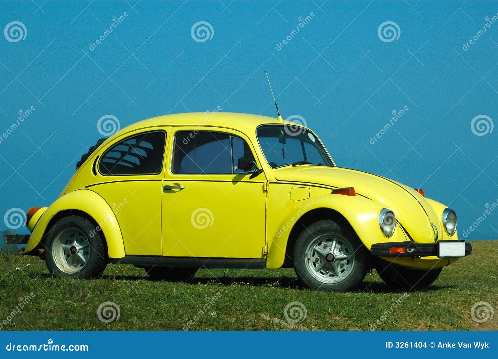 Auto in geel stock foto. Image of kleur, parkeren, mobiel - 3261404
