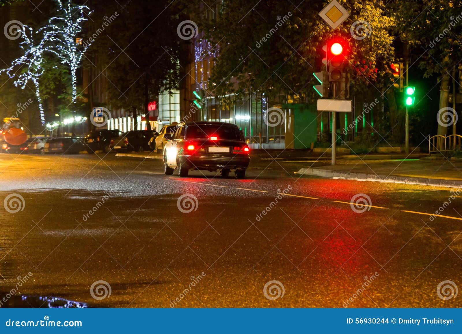 Auto Gestoppt an Der Ampel Nachts Stockfoto - Bild von verziert ...