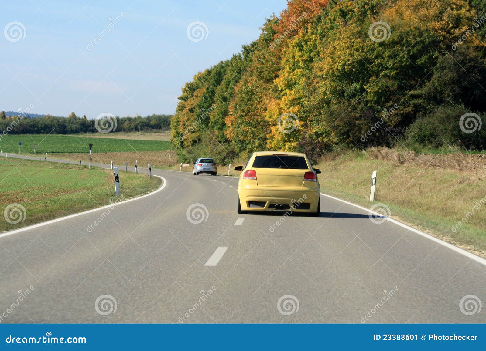 Auto het drijven op de weg stock afbeelding. Image of licht - 23388601