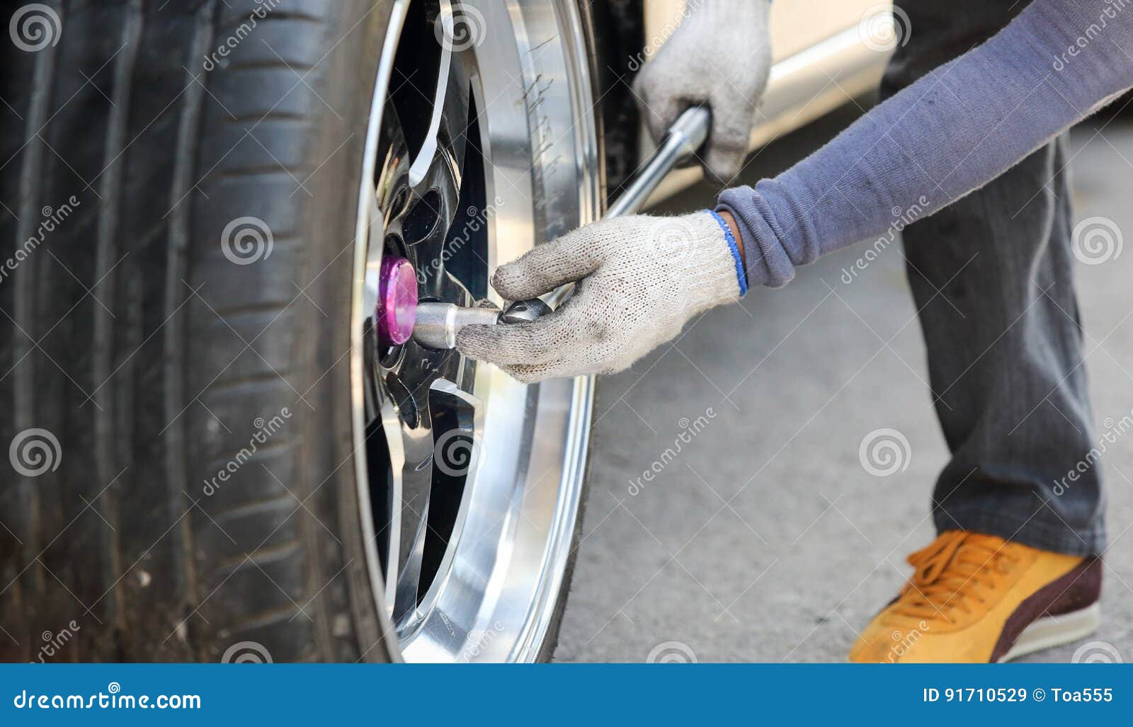 Auto Mechanic Changing Car Wheel Stock Image - Image of tire, repair ...