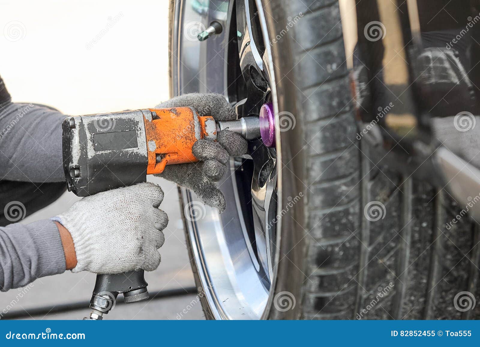 Auto Mechanic Changing Racing Car Wheel Stock Image - Image of race ...