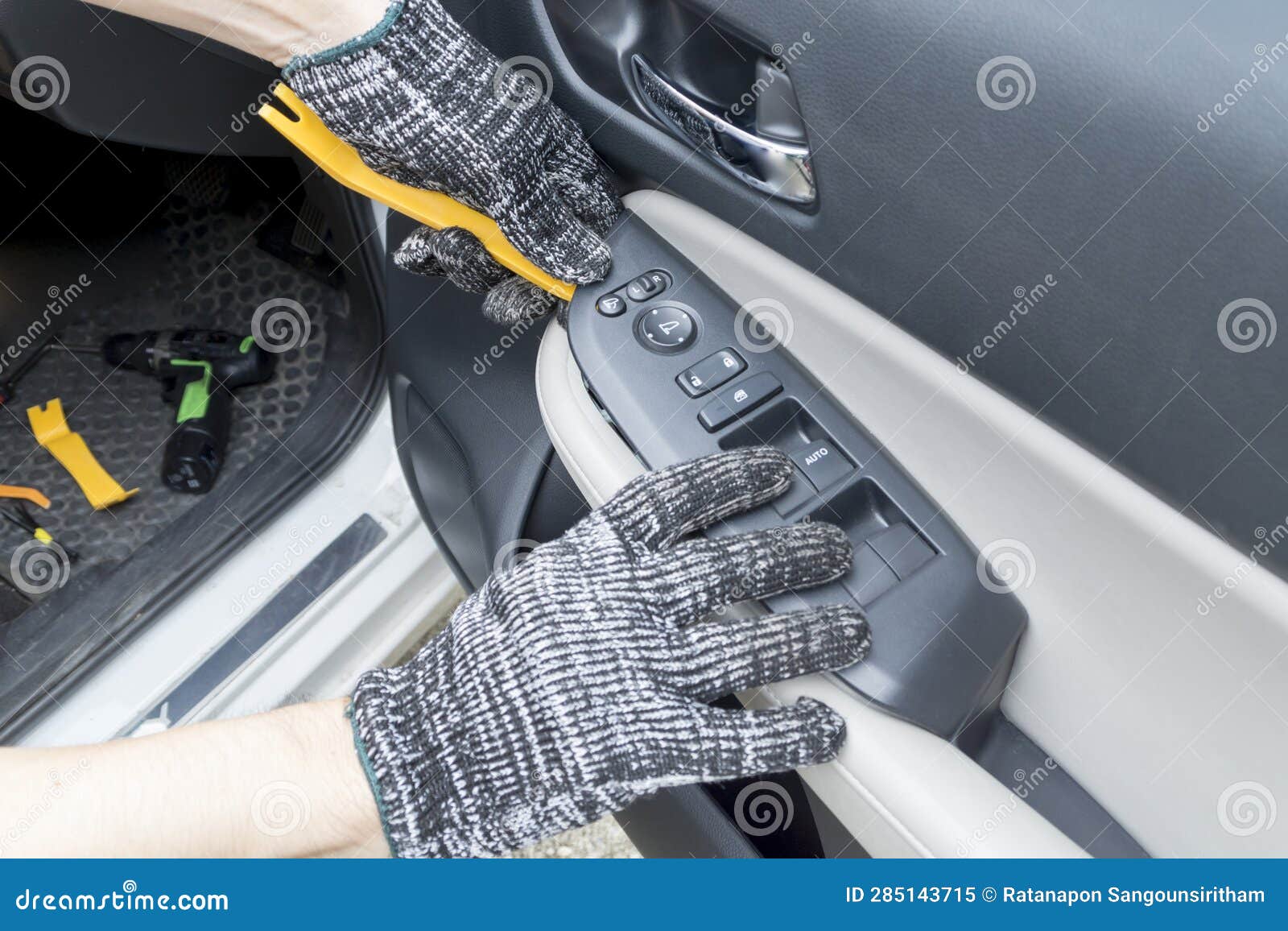 Auto Mechanic Remove Car Window Controls Panel, Car Maintenance Service ...