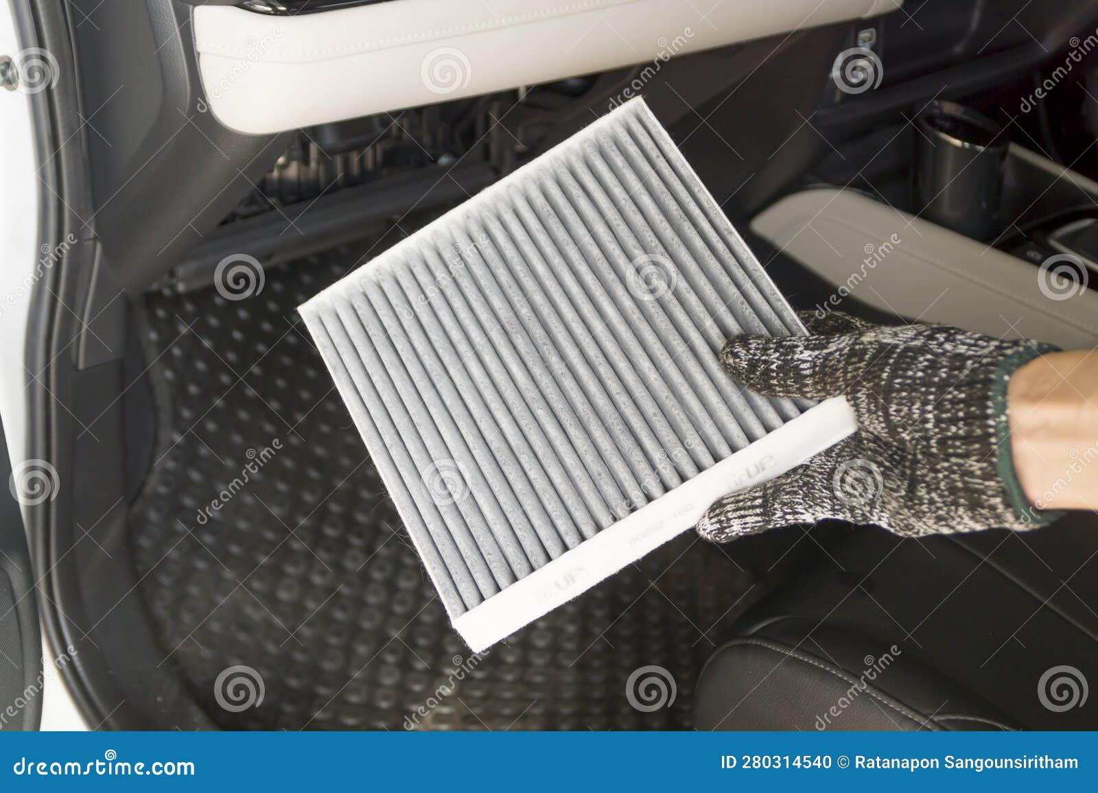 Auto Mechanic Replace Car Cabin Air Filter, Car Maintenance Service ...