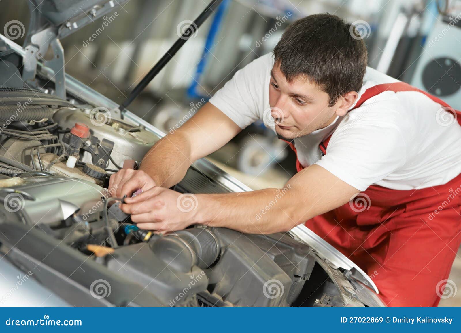 Auto mechanic at work stock image. Image of diesel, failure - 27022869